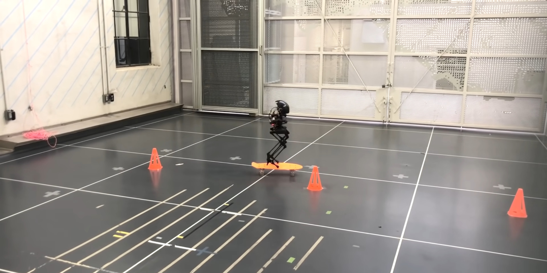 Leonardo, a robot sétál, deszkázik és még repül is