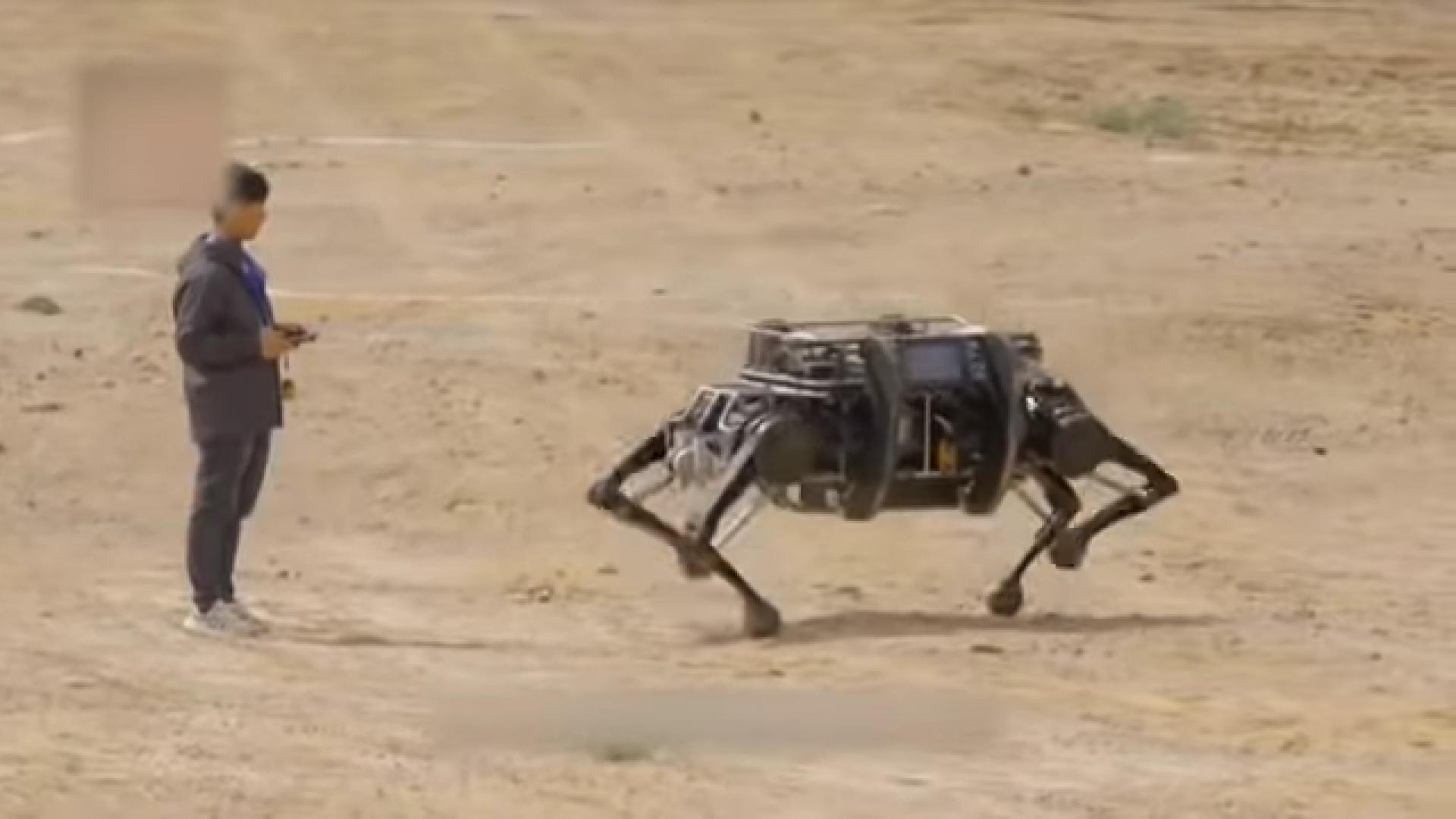 Óriás négylábú robotot kap a kínai hadsereg