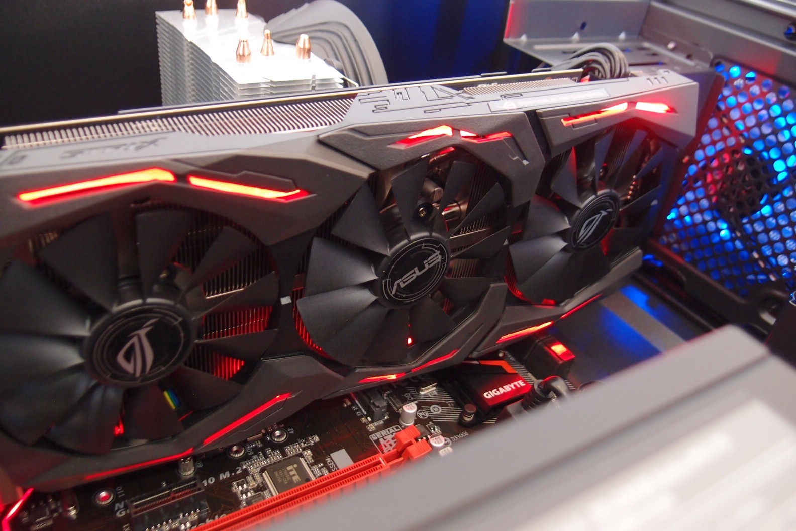 MSI RX580 VS Asus RX480 Ryzen 7 1700X mellett